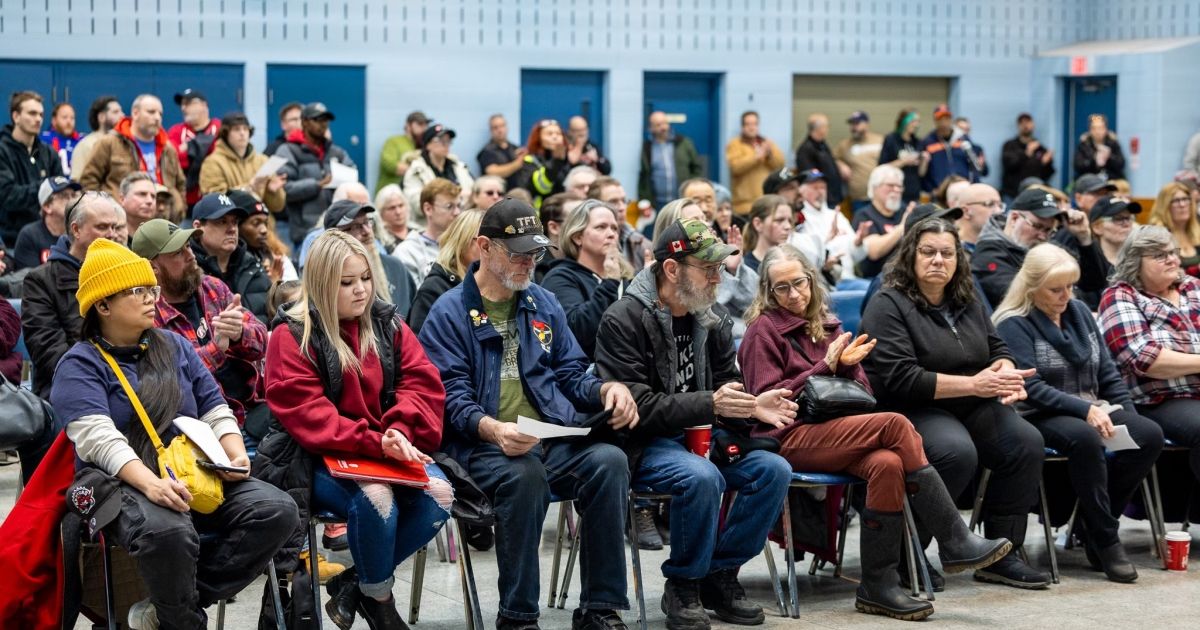 Les membres de la section locale se rassemblent en grand nombre dans ...