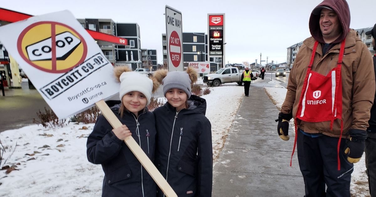 Les membres d'Unifor en lock-out organisent un rassemblement de ...